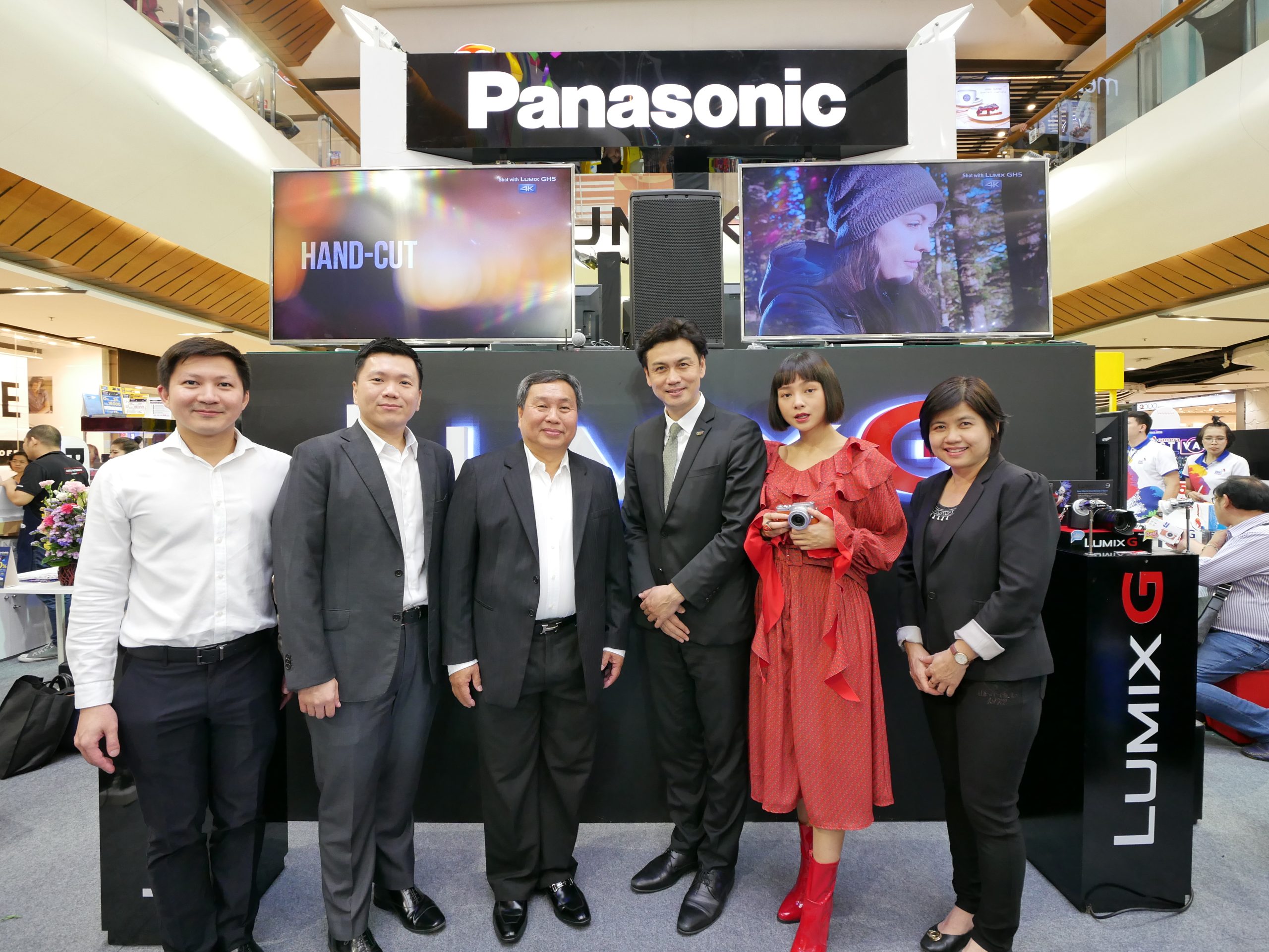 พานาโซนิคร่วมยินดีกับคณะผู้บริหาร BIG Camera