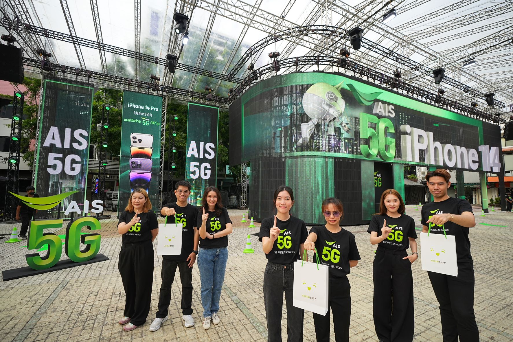 AIS 5G เปิดประสบการณ์ดิจิทัลสุดล้ำกับ 3D Anamorphic ใจกลางสยาม น้องอุ่นใจ Metaverse นำทัพชาว AIS ...