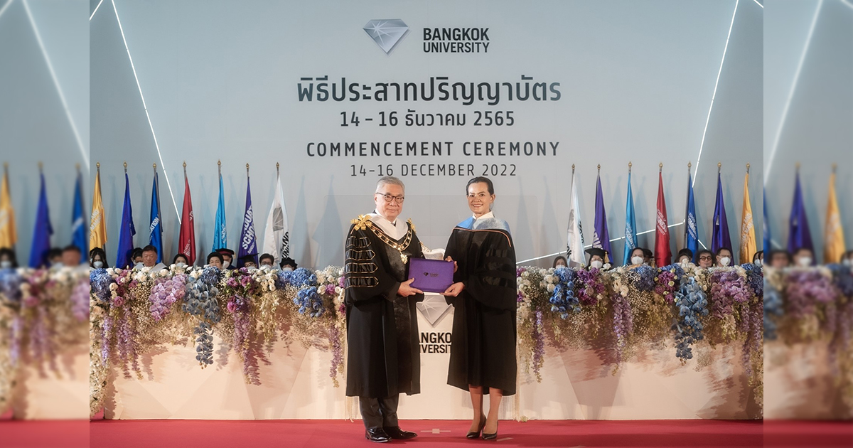 สมฤดี ชัยมงคล รับ “ศิลปศาสตร์ดุษฎีบัณฑิตกิตติมศักดิ์” สาขาบัญชี จาก ม. ...