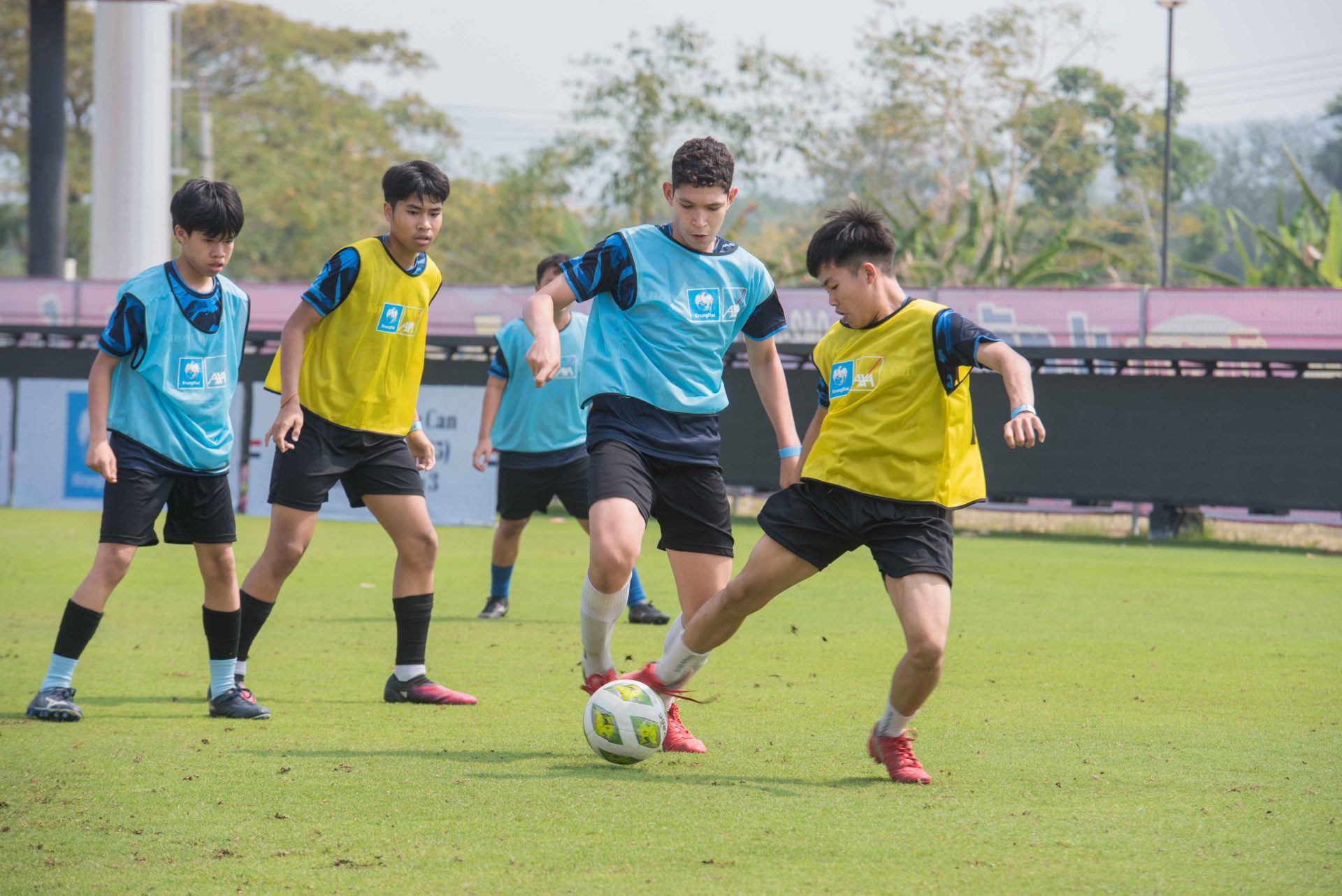 300 เยาวชนแดนอีสาน ตบเท้าคัดเลือก โครงการ KTAXA Know You Can Football ...