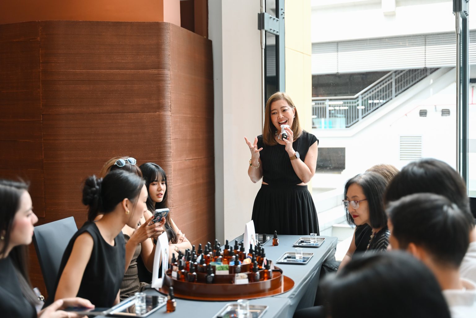 เหล่าคนดังตบเท้าเข้าร่วมสัมผัส Sustainability ของ divana Perfumery สาขา ...