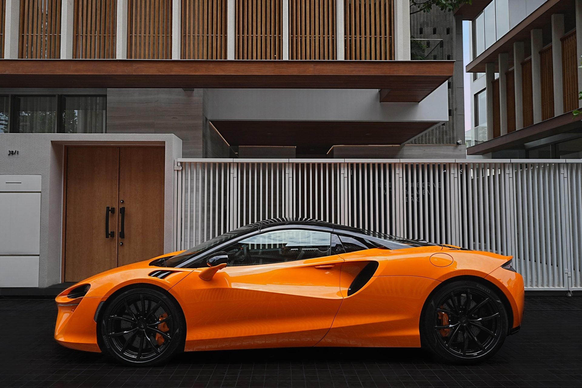 VI Ari เปิดตัวบ้านหรูกลางเมืองดีไซน์ใหม่ 1,000 ตร.ม. พร้อม Supercar ...